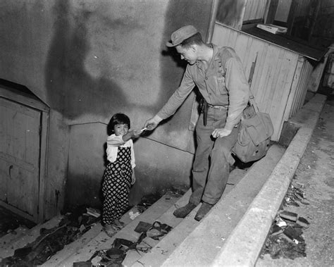 米兵に煙草をもらう少女 昭和館デジタルアーカイブ