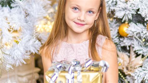 Девочка в платье с большим новогодним подарком · 1920x1080 Full Hd бесплатная фотография от Uaha