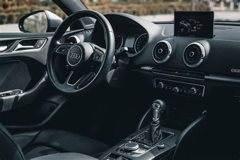 스티어링 휠과 대시보드가 있는 자동차 내부 사진 Unsplash의 무료 러시아 이미지