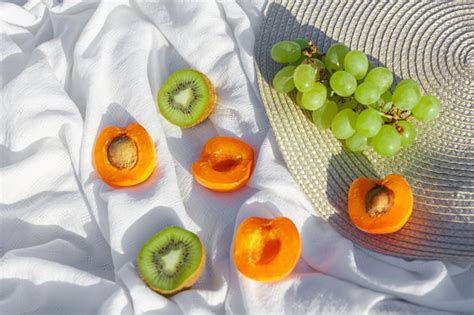 정물화와 음식 사진 과일은 구겨진 직물에 놓여 있습니다 0명에 대한 스톡 사진 및 기타 이미지 0명 Sable