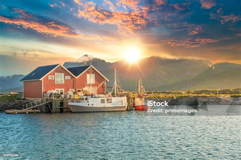 노르웨이의 전경을 노르웨이에서 Lofoten 섬 일몰 경치와 함께 경관에 대한 스톡 사진 및 기타 이미지 경관 관광객