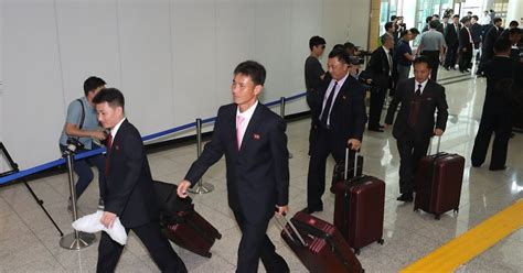 출경하는 남북노동자통일축구대회 북측 선수단