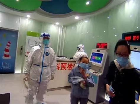 孩子吃坏肚子呕吐不停杨浦警方护送母子顺利就医 沈勇 女士 声音