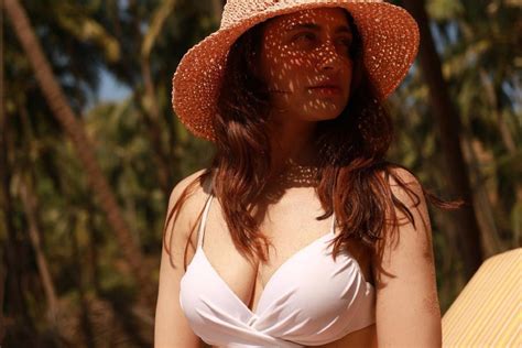 Sanjeeda Shaikh Looks Irresistible As She Flaunts Her Sexy Body In