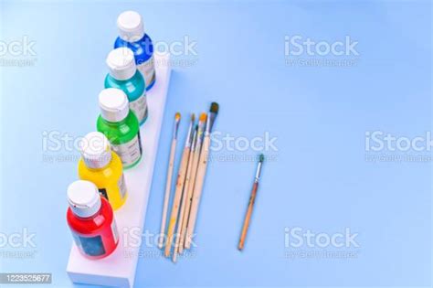 파란색 배경과 페인트 캔에 그려진 팁이있는 플랫 아티스트 브러시 세트 텍스트의 여유 공간 가득 찬에 대한 스톡 사진 및 기타
