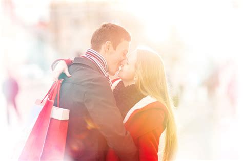 사랑 스러운 젊은 커플 축 하 발렌타인 포옹 하 고 키스 하는 도시 거리 2명에 대한 스톡 사진 및 기타 이미지 2명 거리 공휴일 Istock