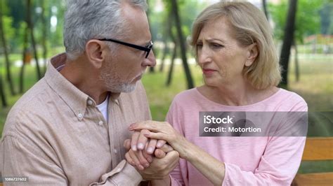 돌보는 남편 잡고 손을 오래 된 아픈 아내 Alzheimer 질병 가족 지원 가족에 대한 스톡 사진 및 기타 이미지 가족