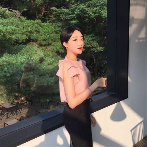 르아드쥬 로지 어깨 프릴 나시 블라우스 3color 위시버킷