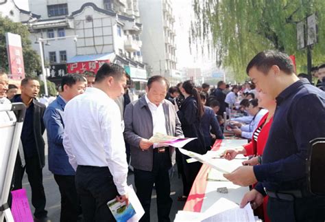 扶贫日，太和城关镇走上街头，积极做好各项政策宣传广大群众