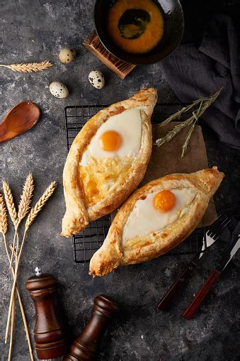 소금에 절인 치즈와 달걀을 곁들인 전통 아자리안 카차푸리 파이 갈색에 대한 스톡 사진 및 기타 이미지 갈색 국가 관광명소