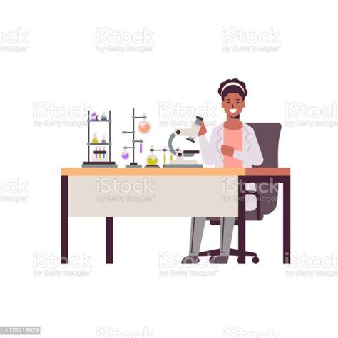 현미경 아프리카 계 미국인 여성과 함께 일하는 여성 과학자는 테이블에 앉아 있는 균일한 앉아 서 시험관 연구 과학 개념 전체