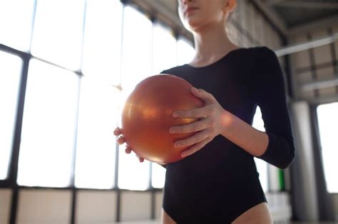 Молодая девушка занимается гимнастикой Бесплатно Фото
