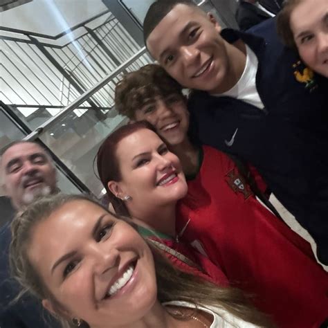 امباپه با خواهر و مادر رونالدو عکس یادگاری گرفت عکس اطلاعات آنلاین