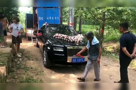 监控：估计司机的心都提到嗓子眼，主要大娘也不知道这车几百w啊！嗓子眼不知道监控