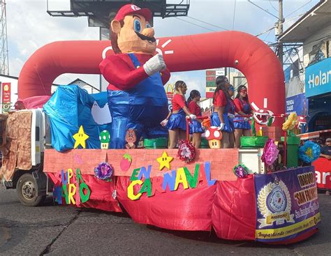 Carrozas De Carnaval Recorren Calles De Mazatenango