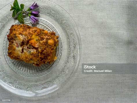 다진 고기와 으깬 감자를 곁들인 전통 영국 요리인 셰퍼드 파이 가루로 빻은에 대한 스톡 사진 및 기타 이미지 가루로 빻은