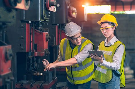 공동 작업 엔지니어 흰색 헬멧과 먼지 공장에서 노란색 헬멧은 유지 보수 주기에 의해 기계를 고정 함께 작동 20 24세에 대한 스톡 사진 및 기타 이미지 Istock