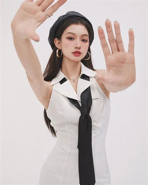 Pin En 포즈 Como Posar Para Fotos Poses Poses Humanas