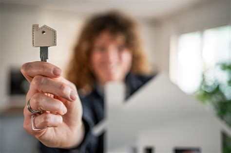 집 모양의 열쇠 고리가있는 집 열쇠를 들고 있는 부동산 중개인 가정 생활에 대한 스톡 사진 및 기타 이미지 가정 생활 건물 외관 건설 산업 Istock