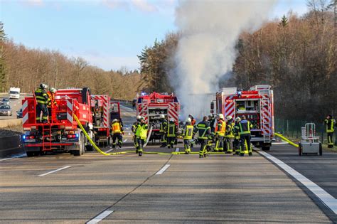 Bierfässer Geladen Brennender Lkw Sorgt Für Stau Auf Der A7