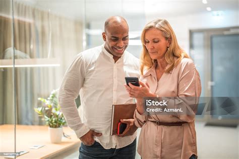 다양한 직장에서 디지털 기기로 함께 작업하는 기업 직원 2명에 대한 스톡 사진 및 기타 이미지 2명 35 39세 55