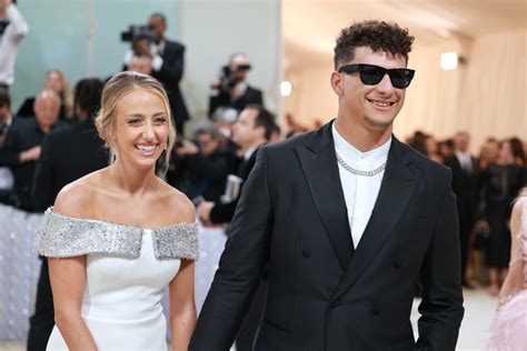 Look Nfl World Worried About Patrick Mahomes Wife News The Spun