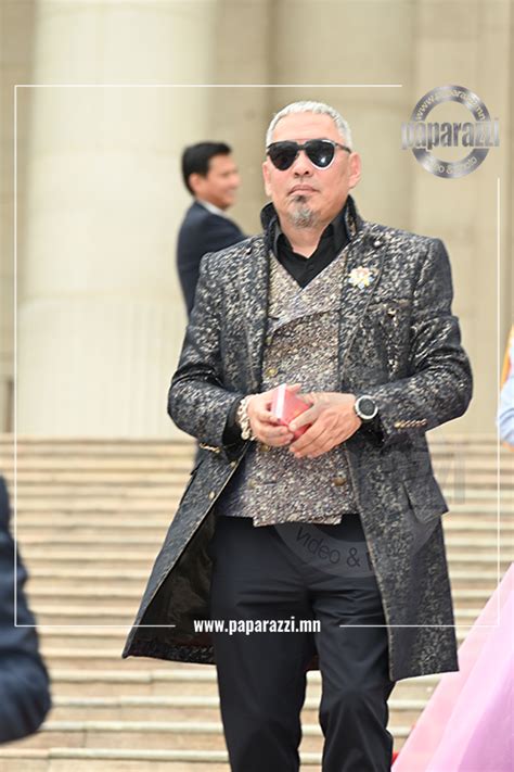 Photo Paparazzi ••• Гитарчин ӨӨЖГИЙГИЙН эхнэр ЗУУНЫ МАНЛАЙ поп хатагтай