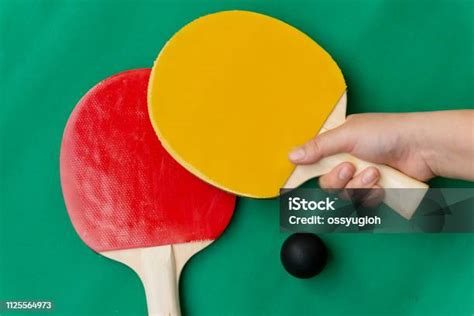 빨간색과 노란색 테이블 테니스 라켓 검은 공 Ntable 테니스 라켓과 볼을 테이블에 0명에 대한 스톡 사진 및 기타 이미지