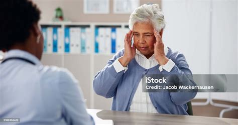 병원 두통 및 의료 서비스 도움 및 편두통 치료를위한 고위 여성과 의사 건강 관리 클리닉 및 성숙한 환자가 건강 검진 진단 및 건강을 위해 통증 증상을 설명합니다 2명에