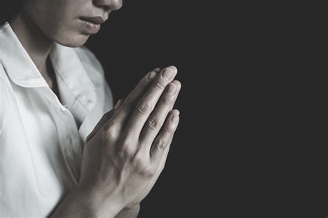 아침 일출 배경에 하나님에 대한 믿음과 하나님에 대한 믿음으로 손을기도하는 여성 나마스테 또는 나마스카르 손 제스처 존경지불