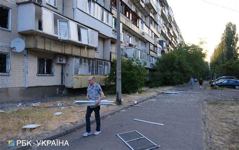 Нічний обстріл Києва Поліція показала перші хвилини на місці падіння