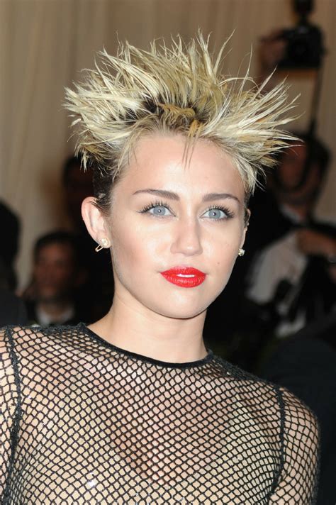 19 Times Celebrity Hairstyles Became The Stars Of The Night