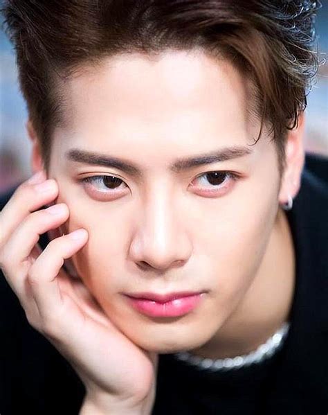 暖男王嘉爾一些行為舉動，獲得網友肯定 每日頭條