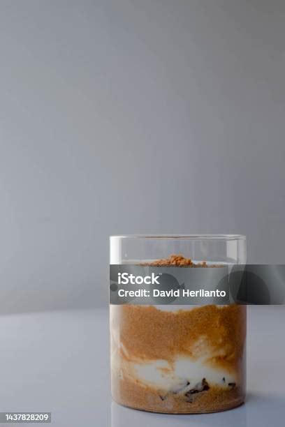 휘핑 크림 우유와 으깬 웨이퍼 토핑을 곁들인 커피 한 잔이 흰색 테이블에 뿌려졌습니다 가루로 빻은에 대한 스톡 사진 및 기타