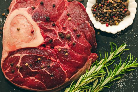 검은 배경에 로즈마리 장식이 있는 뼈 Ossobuco에 신선한 고기 큰 쇠고기 스테이크 고기에 대한 스톡 사진 및 기타 이미지 고기 골수 날것 Istock