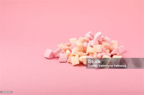유리 그릇에 분홍색 배경에 마시멜로 하얀 마시멜로 플랫 레이 간식을위한 과자와 스낵 씹는 사탕 클로즈업 공간을 복사합니다 텍스트를위한 장소 겨울 음식 개념 개체 그룹에 대한