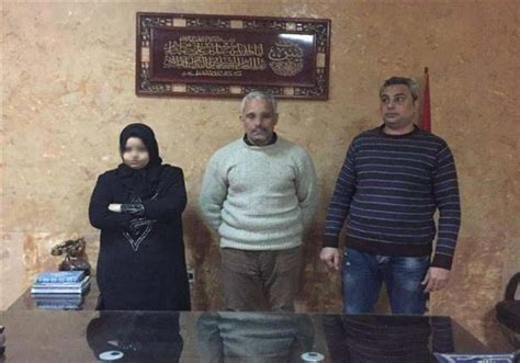 سيدة تستدرج الرجال لمنزلها وتصورهم بملابسهم الداخلية لابتزازهم بالشرقية