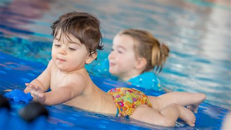 Les bienfaits de la nage sur bébé