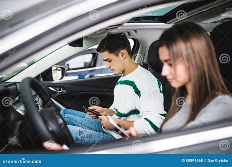 Het Portret Van Jongelui Koppelt En Gebruikstelefoons Die Die Zoals