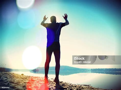 뛰어 오르는 남자 스포츠맨 미친 점프와 일출 동안 해변에 조깅 가냘픈에 대한 스톡 사진 및 기타 이미지 가냘픈 날기 물