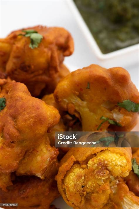 고비 파코다라고도 불리는 고비 파코라 파코디 파쿠라 바지야 바지 바지 포지 바지는 그람 밀가루 반죽에 절인 콜리플라워 플로레로 만든 티타임 인도 간식 가람 마살라 바지 전채