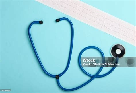 심혈관 질환의 진단 및 예방 심장 심근 청진기 푸른 배경에 건강한 심장 위쪽 보기 0명에 대한 스톡 사진 및 기타 이미지