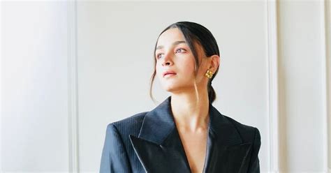 Alia Bhatt ब्लॅक ब्लेझर अन् क्यूट अदा आलियाचा ग्लॅमरस अवतार