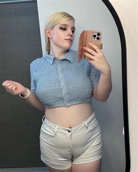 This curvy femboy hopes you have a good day 💝 : r/femboy