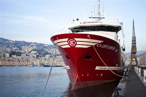 Life Support Napoli Arrivata Al Porto La Nave Emergency Con 76