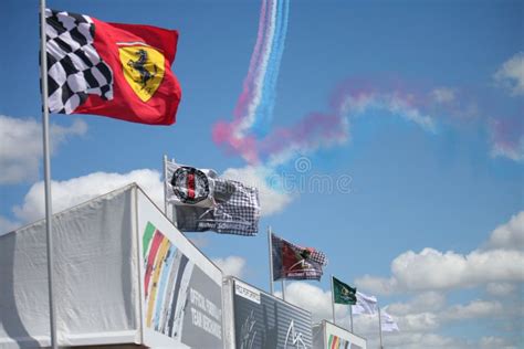De Vlaggen Van Formule Van Silverstone Redactionele Afbeelding Image Of Pijl Rood