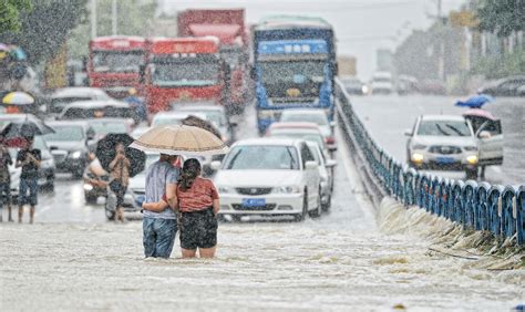 南方多地遭大暴雨袭击 民众出行如冲浪