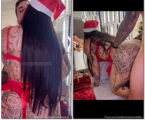 Anny Alves de roupa de Mamãe Noel tatuada e morena em um momento
