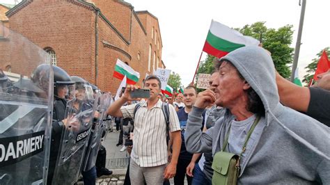 Протестиращите в защита на българския лев достигнаха Дома на Европа жандармерията направи