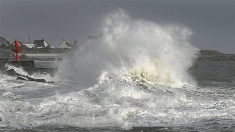 DIRECT Vents violents 17 départements concernés par l alerte orange